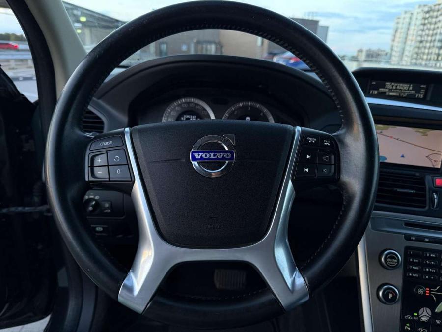Grey Volvo XC60 2011 in Vilnius, with an engine capacity of 2.40 L and mileage of 335 thousand km for 4999 €, photo 33 on AUTOMOTO.COM.LV