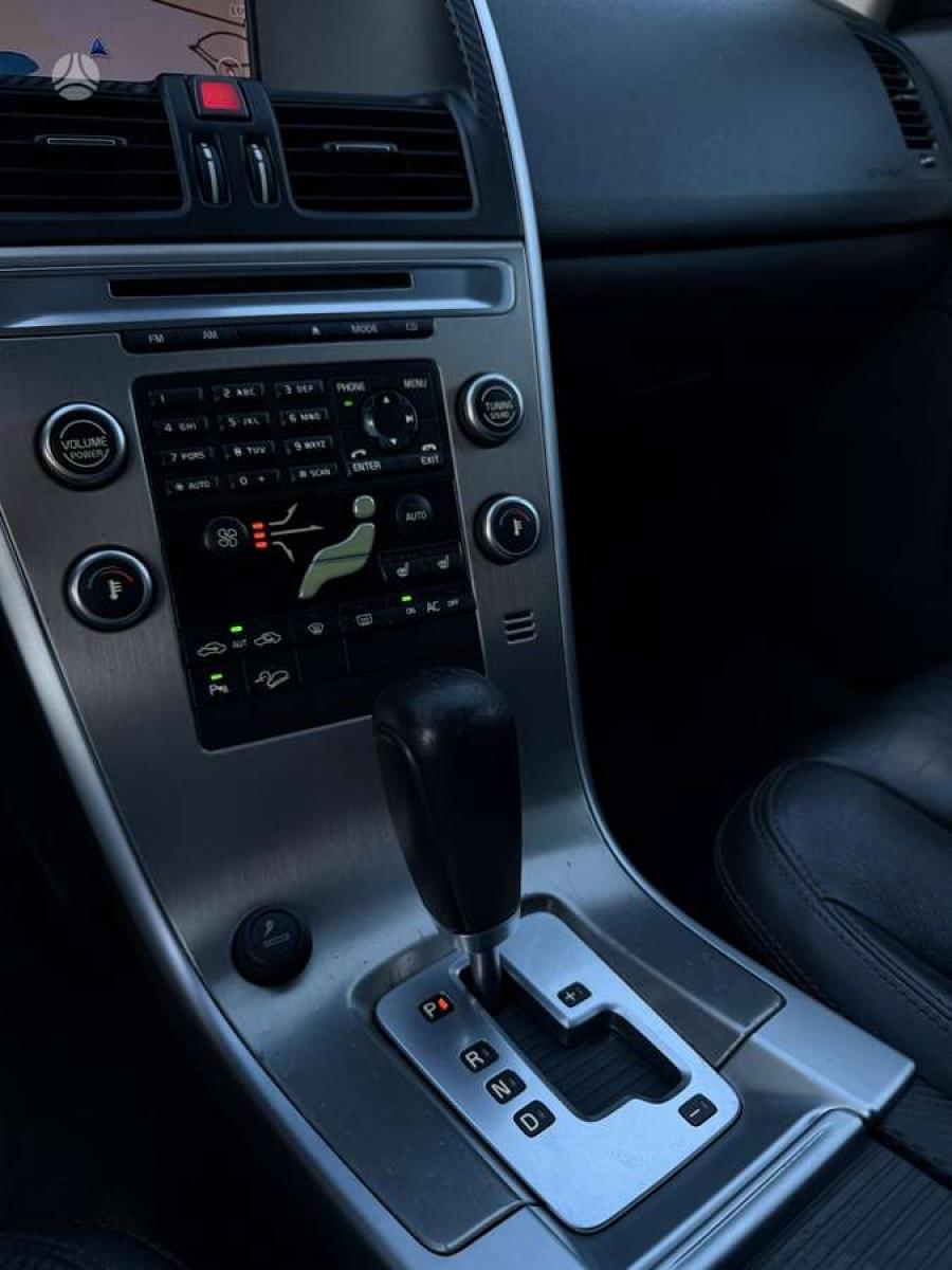 Grey Volvo XC60 2011 in Vilnius, with an engine capacity of 2.40 L and mileage of 335 thousand km for 4999 €, photo 34 on AUTOMOTO.COM.LV