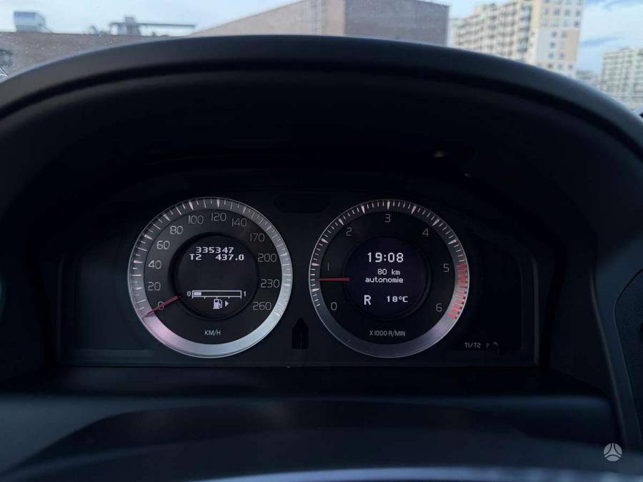 Grey Volvo XC60 2011 in Vilnius, with an engine capacity of 2.40 L and mileage of 335 thousand km for 4999 €, photo 37 on AUTOMOTO.COM.LV