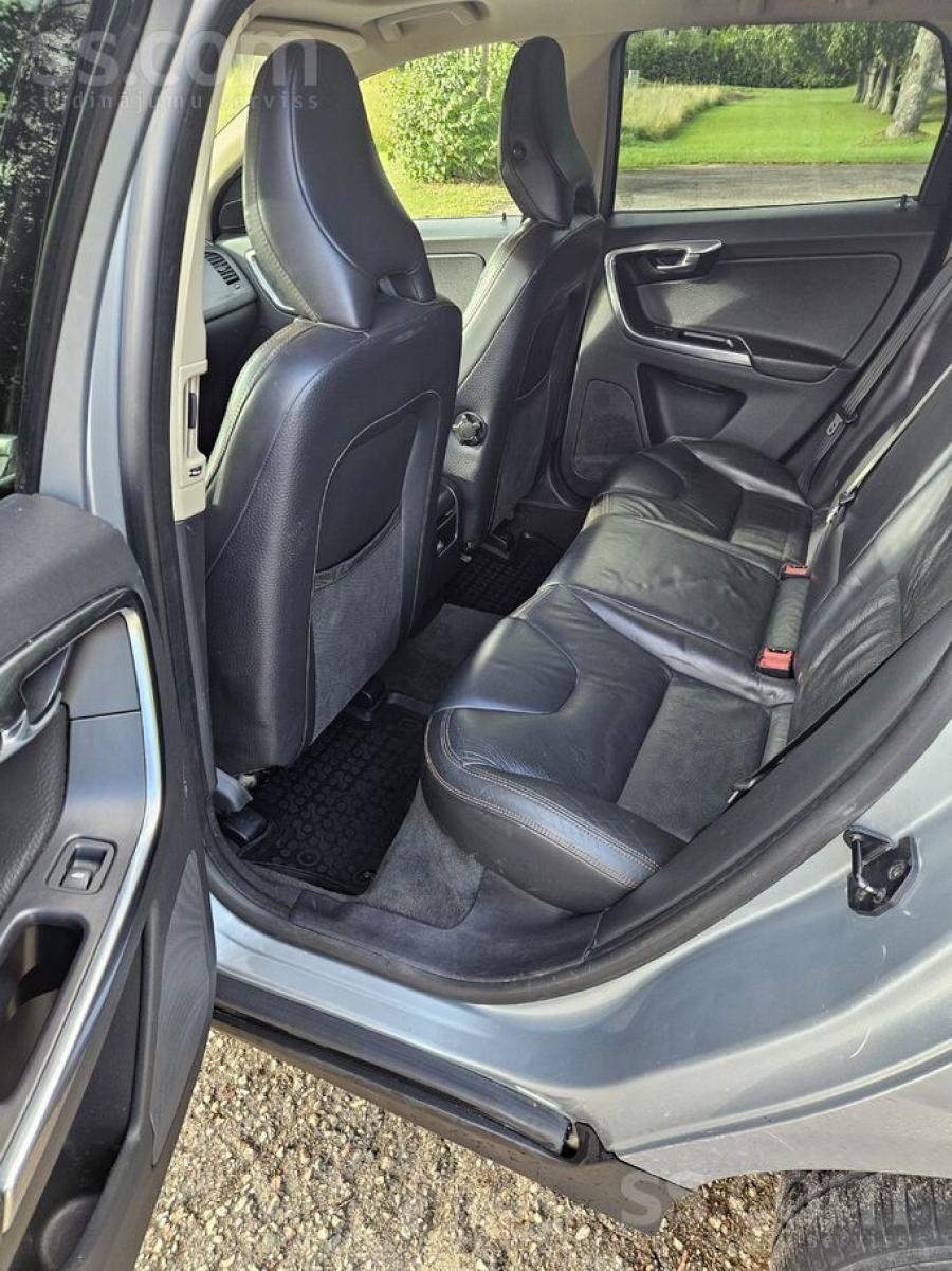 Pelēks Volvo XC60 2011 Kuldīga, ar dzinēja tilpumu 2.40 L un nobraukumu 334 tūkst. km par 6600 €, foto 10 vietnē AUTOMOTO.COM.LV