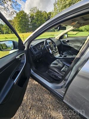 Pelēks Volvo XC60 2011 Kuldīga, ar dzinēja tilpumu 2.40 L un nobraukumu 334 tūkst. km par 6600 €, foto 12 vietnē AUTOMOTO.COM.LV