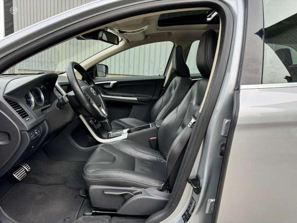 Pelēks Volvo XC60 2011 Alīta, ar dzinēja tilpumu 2.00 L un nobraukumu 289 tūkst. km par 8950 €, foto 7 vietnē AUTOMOTO.COM.LV