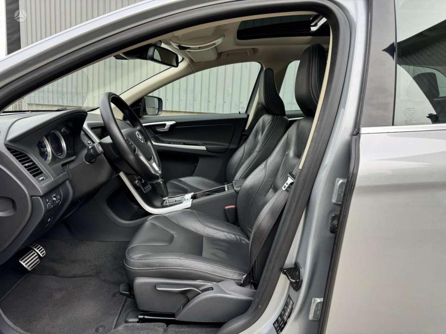 Grey Volvo XC60 2011 in Alytus, with an engine capacity of 2.00 L and mileage of 289 thousand km for 8950 €, photo 7 on AUTOMOTO.COM.LV