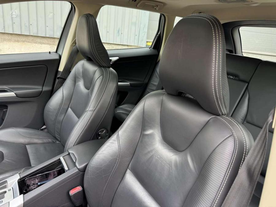 Grey Volvo XC60 2011 in Alytus, with an engine capacity of 2.00 L and mileage of 289 thousand km for 8950 €, photo 9 on AUTOMOTO.COM.LV