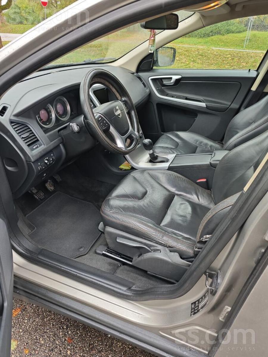 Pelēks Volvo XC60 2011 Daugavpils, ar dzinēja tilpumu 2.40 L un nobraukumu 371 tūkst. km par 7200 €, foto 11 vietnē AUTOMOTO.COM.LV