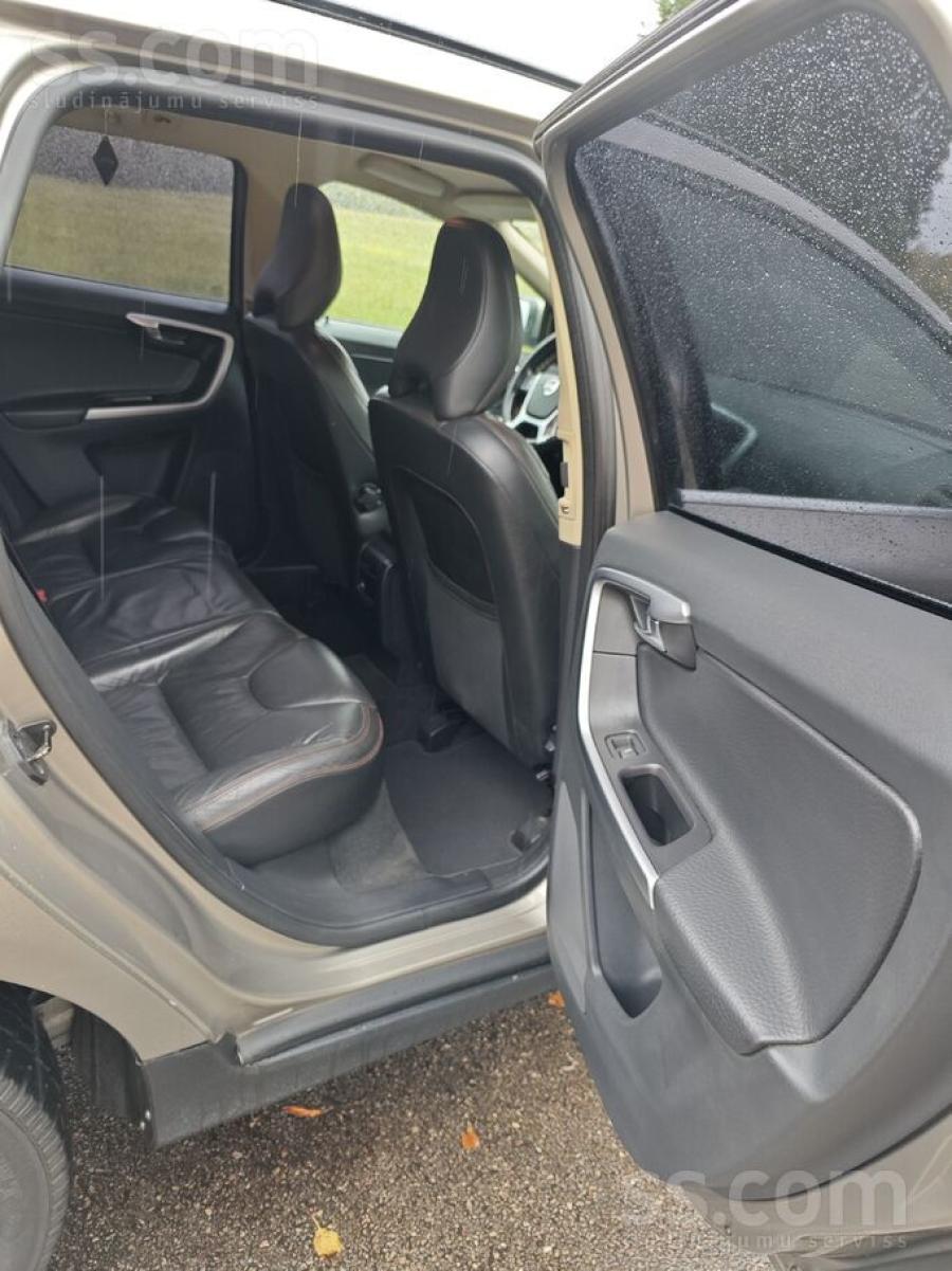 Pelēks Volvo XC60 2011 Daugavpils, ar dzinēja tilpumu 2.40 L un nobraukumu 371 tūkst. km par 7200 €, foto 12 vietnē AUTOMOTO.COM.LV