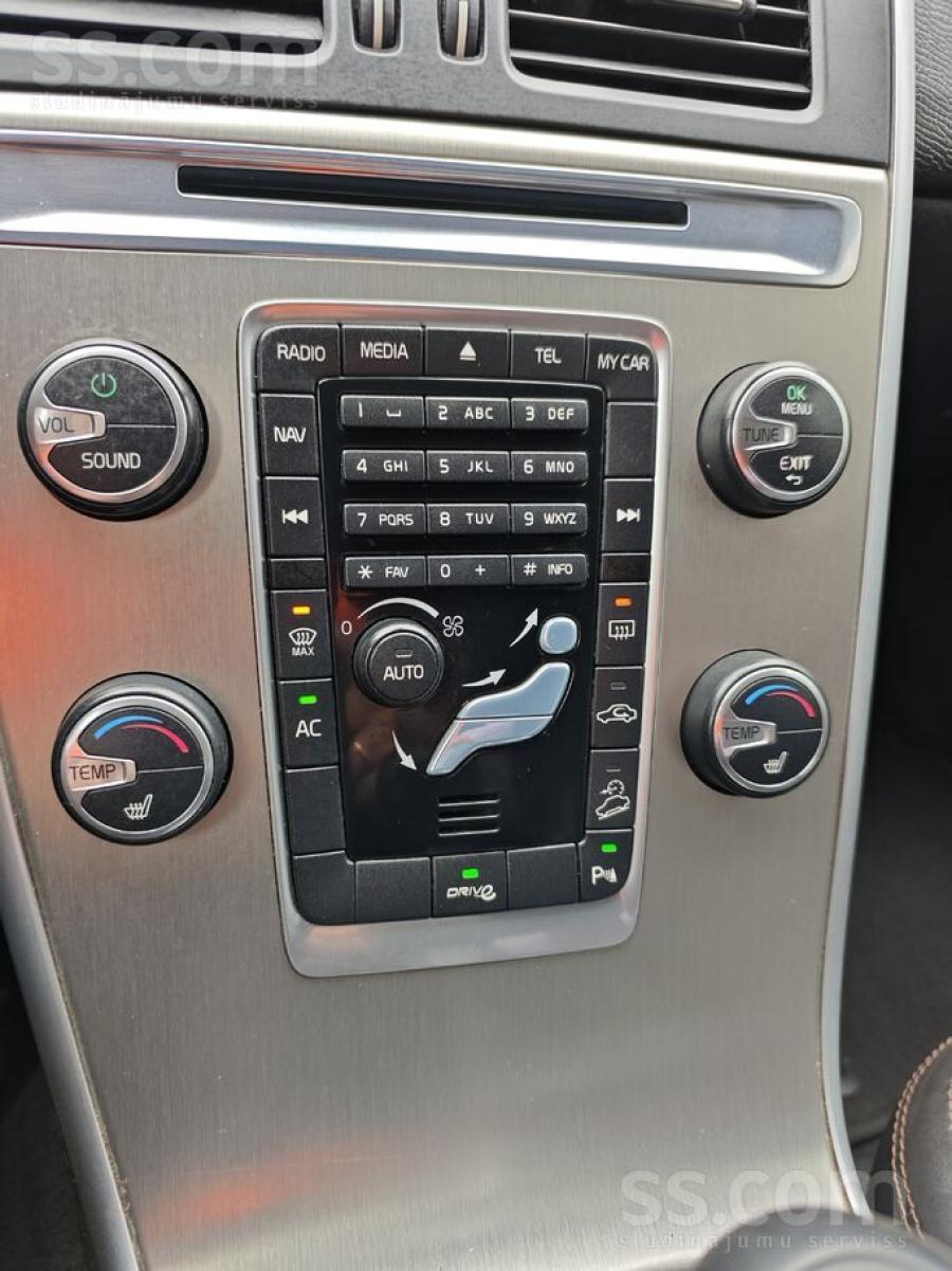 Pelēks Volvo XC60 2011 Daugavpils, ar dzinēja tilpumu 2.40 L un nobraukumu 371 tūkst. km par 7200 €, foto 15 vietnē AUTOMOTO.COM.LV