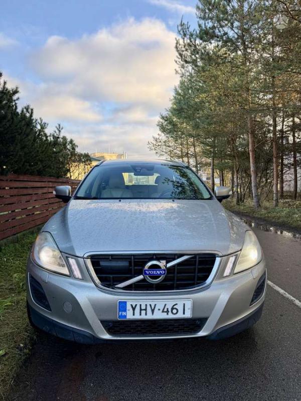 Grey Volvo XC60 2012 in Kaunas, with an engine capacity of 2.40 L and mileage of 400 thousand km for 7900 €, photo 1 on AUTOMOTO.COM.LV