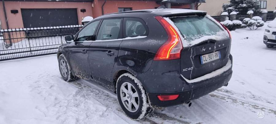 Grey Volvo XC60 2012 in Vilnius, with an engine capacity of 2.40 L and mileage of 259 thousand km for 9850 €, photo 2 on AUTOMOTO.COM.LV