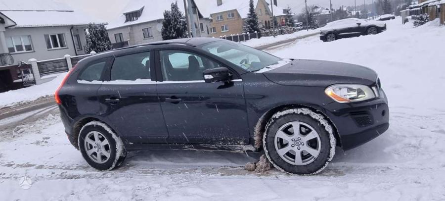 Grey Volvo XC60 2012 in Vilnius, with an engine capacity of 2.40 L and mileage of 259 thousand km for 9850 €, photo 4 on AUTOMOTO.COM.LV