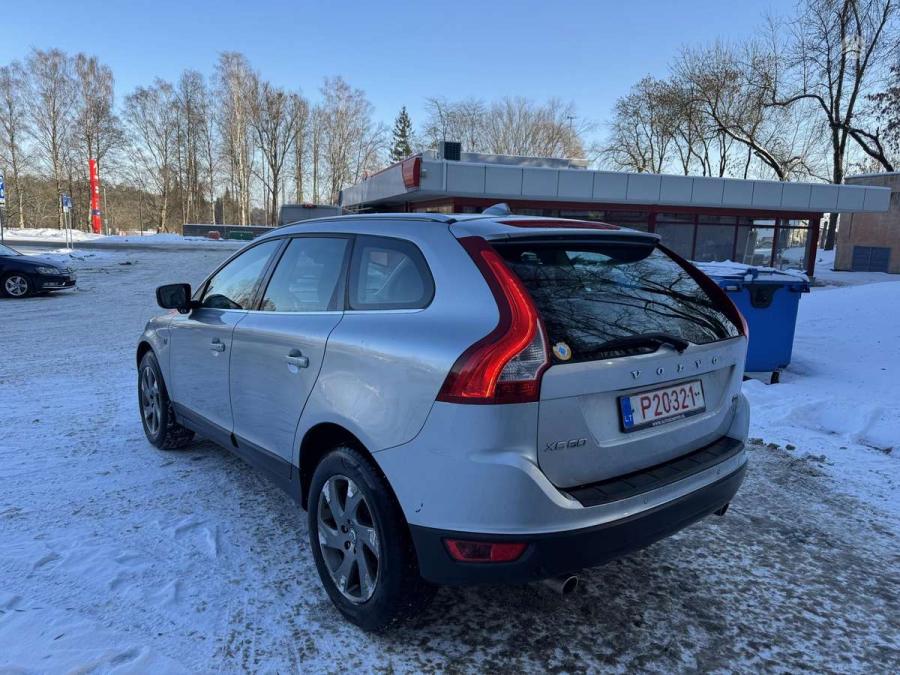 Grey Volvo XC60 2012 in Alytus, with an engine capacity of 2.40 L and mileage of 293 thousand km for 7950 €, photo 3 on AUTOMOTO.COM.LV