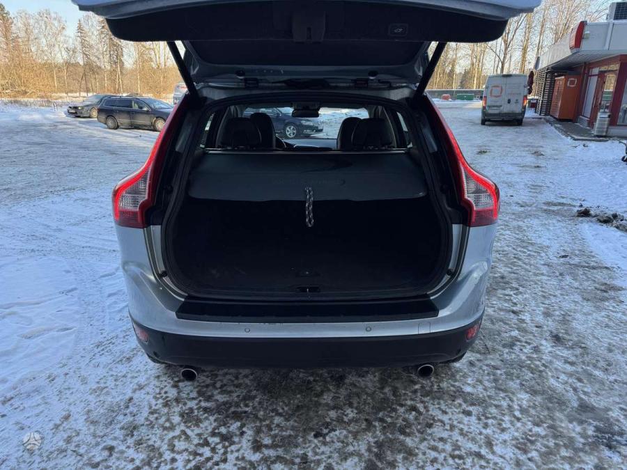 Grey Volvo XC60 2012 in Alytus, with an engine capacity of 2.40 L and mileage of 293 thousand km for 7950 €, photo 5 on AUTOMOTO.COM.LV