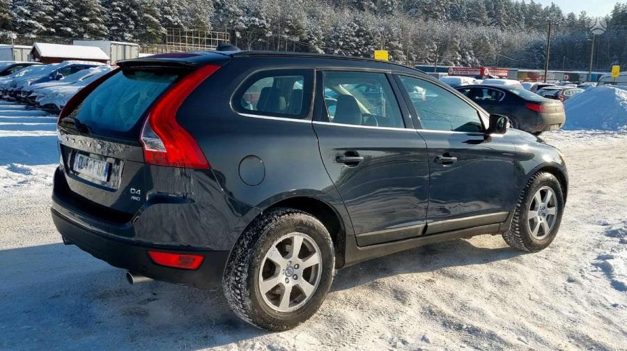 Grey Volvo XC60 2012 in Vilnius, with an engine capacity of 2.40 L and mileage of 260 thousand km for 9350 €, photo 1 on AUTOMOTO.COM.LV