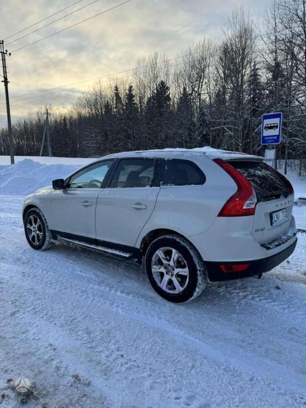 Grey Volvo XC60 2012 in Utena, with an engine capacity of 2.00 L and mileage of 190 thousand km for 10300 €, photo 4 on AUTOMOTO.COM.LV