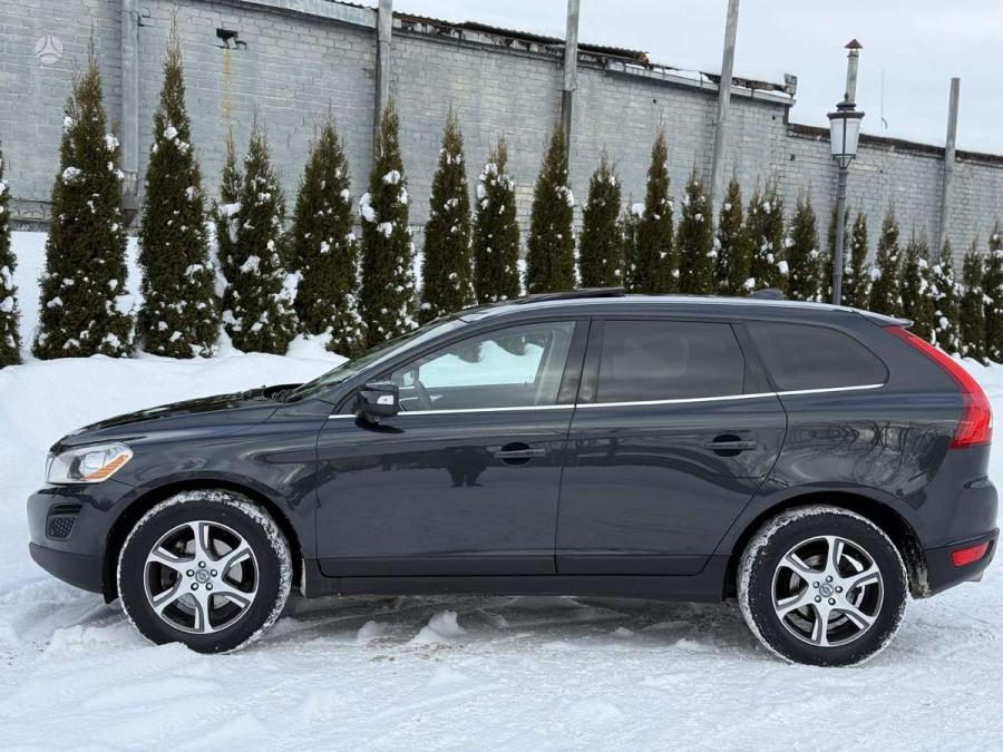 Grey Volvo XC60 2012 in Siauliai, with an engine capacity of 2.40 L and mileage of 290 thousand km for 11950 €, photo 5 on AUTOMOTO.COM.LV