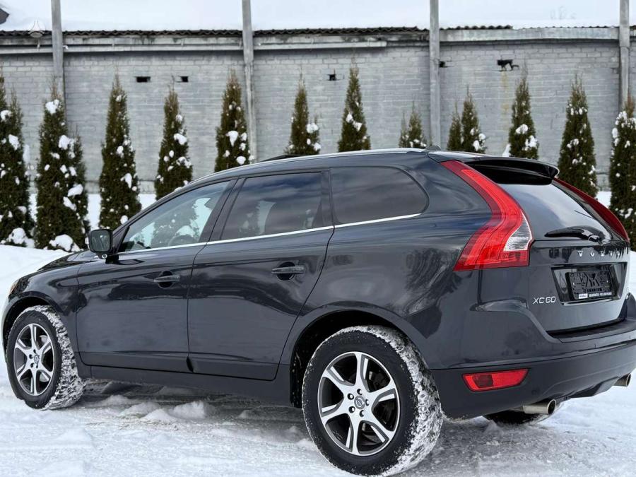 Grey Volvo XC60 2012 in Siauliai, with an engine capacity of 2.40 L and mileage of 290 thousand km for 11950 €, photo 7 on AUTOMOTO.COM.LV