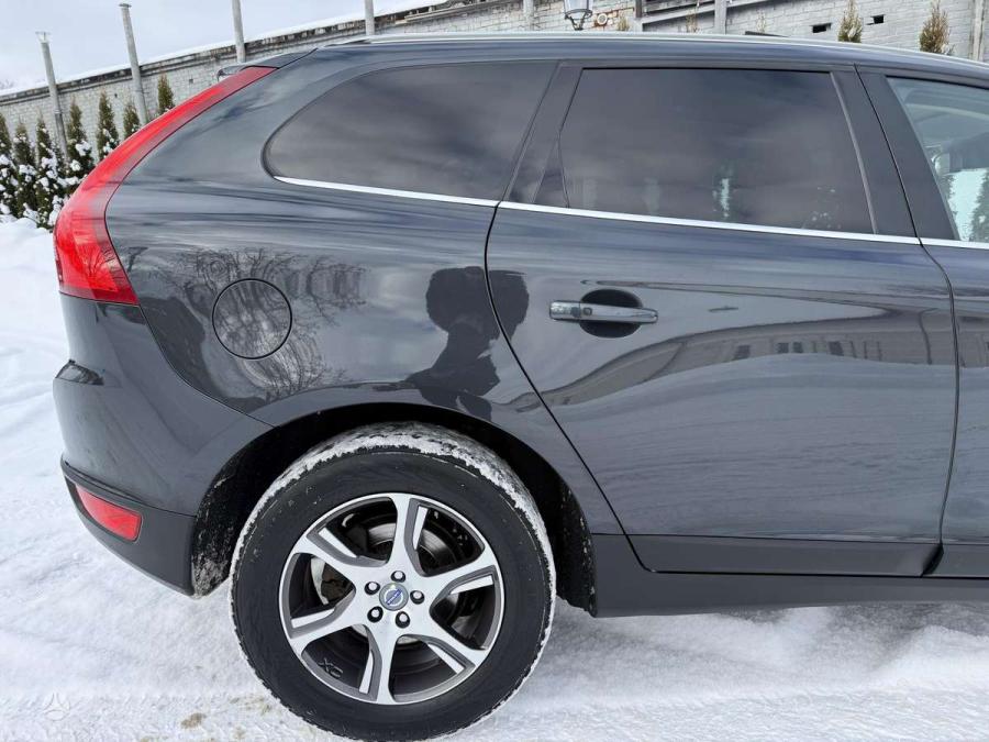 Grey Volvo XC60 2012 in Siauliai, with an engine capacity of 2.40 L and mileage of 290 thousand km for 11950 €, photo 15 on AUTOMOTO.COM.LV