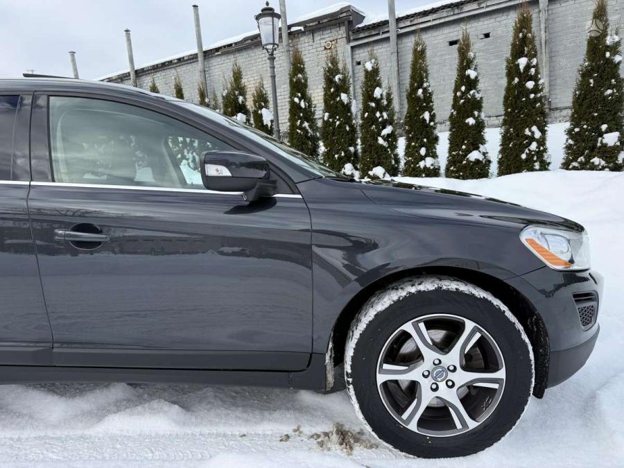 Grey Volvo XC60 2012 in Siauliai, with an engine capacity of 2.40 L and mileage of 290 thousand km for 11950 €, photo 16 on AUTOMOTO.COM.LV