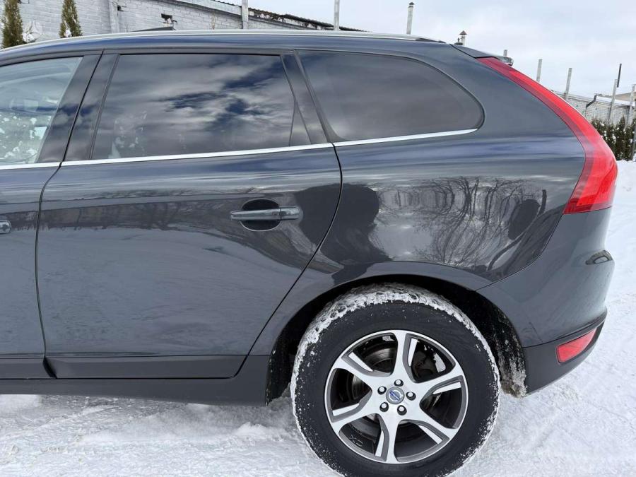 Grey Volvo XC60 2012 in Siauliai, with an engine capacity of 2.40 L and mileage of 290 thousand km for 11950 €, photo 18 on AUTOMOTO.COM.LV