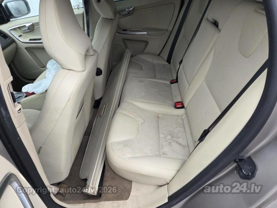 Pelēks Volvo XC60 2012 Tallina, ar dzinēja tilpumu 2.40 L un nobraukumu 336 tūkst. km par 4500 €, foto 15 vietnē AUTOMOTO.COM.LV