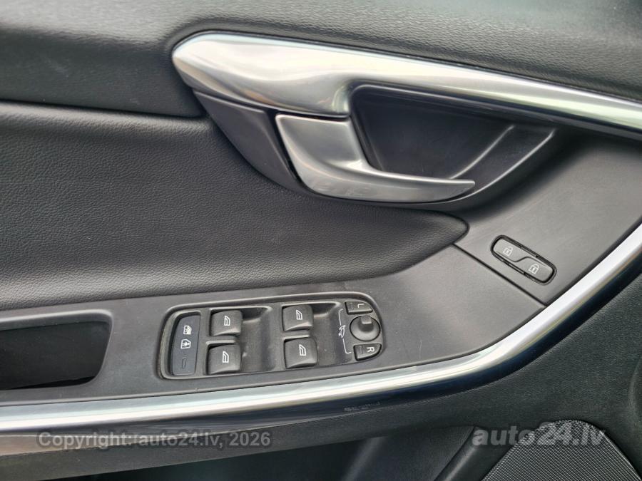 Pelēks Volvo XC60 2012 Paide, ar dzinēja tilpumu 2.40 L un nobraukumu 274 tūkst. km par 8950 €, foto 18 vietnē AUTOMOTO.COM.LV