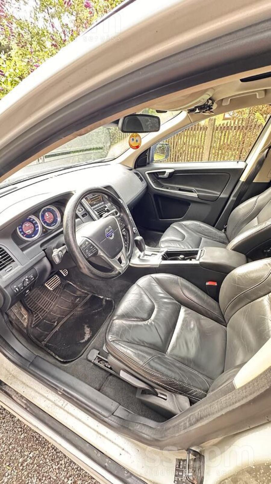 Grey Volvo XC60 2012 in Riga, with an engine capacity of 2.40 L and mileage of 317 thousand km for 8150 €, photo 11 on AUTOMOTO.COM.LV