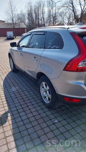 Pelēks Volvo XC60 2012 Ventspils, ar dzinēja tilpumu 2.00 L un nobraukumu 340 tūkst. km par 5000 €, foto 3 vietnē AUTOMOTO.COM.LV