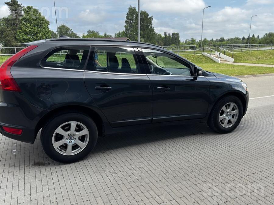 Grey Volvo XC60 2012 in Rezekne, with an engine capacity of 2.00 L and mileage of 257 thousand km for 8900 €, photo 4 on AUTOMOTO.COM.LV