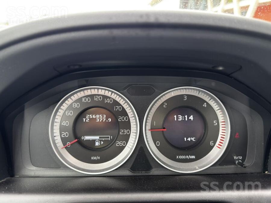 Grey Volvo XC60 2012 in Rezekne, with an engine capacity of 2.00 L and mileage of 257 thousand km for 8900 €, photo 17 on AUTOMOTO.COM.LV
