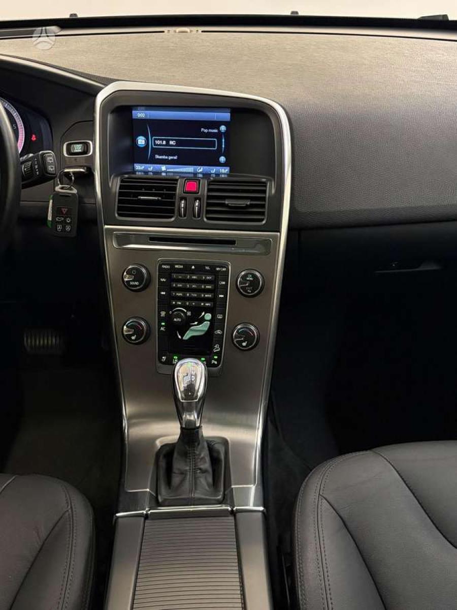 Pelēks Volvo XC60 2012 Marijampole, ar dzinēja tilpumu 2.40 L un nobraukumu 200 tūkst. km par 11750 €, foto 6 vietnē AUTOMOTO.COM.LV