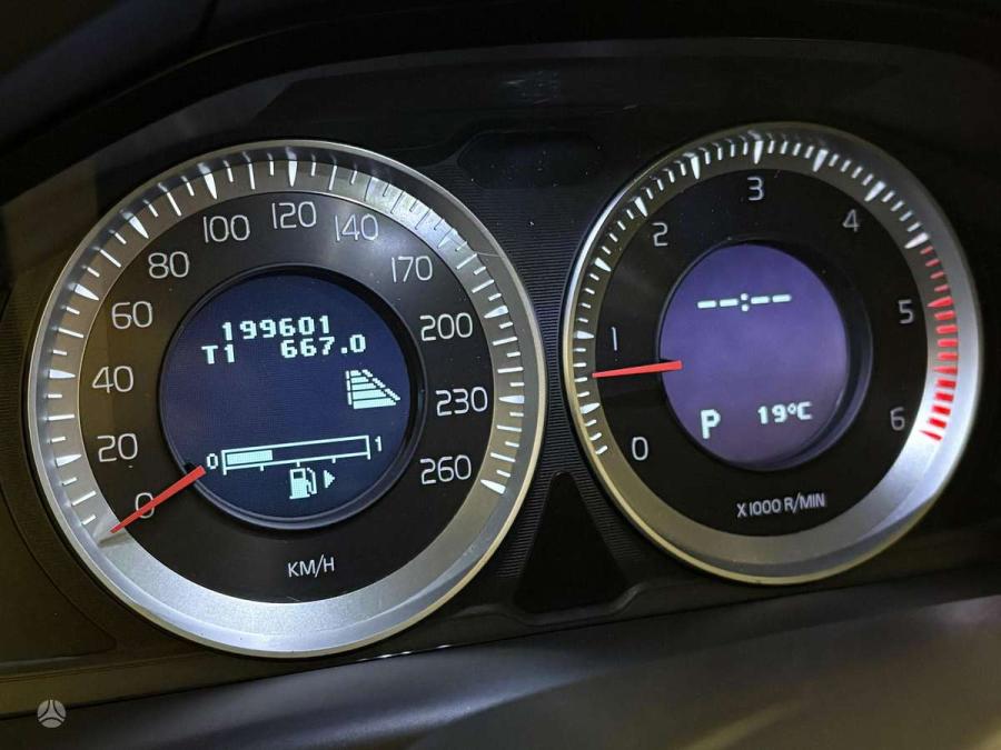Pelēks Volvo XC60 2012 Marijampole, ar dzinēja tilpumu 2.40 L un nobraukumu 200 tūkst. km par 11750 €, foto 9 vietnē AUTOMOTO.COM.LV