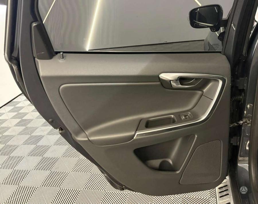 Pelēks Volvo XC60 2012 Marijampole, ar dzinēja tilpumu 2.40 L un nobraukumu 200 tūkst. km par 11750 €, foto 12 vietnē AUTOMOTO.COM.LV