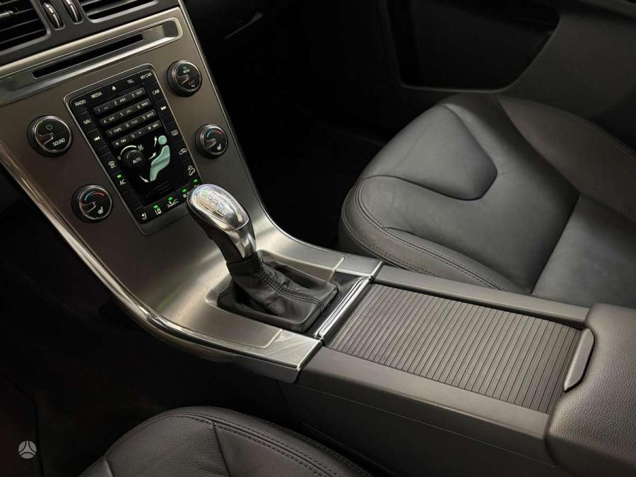 Pelēks Volvo XC60 2012 Marijampole, ar dzinēja tilpumu 2.40 L un nobraukumu 200 tūkst. km par 11750 €, foto 14 vietnē AUTOMOTO.COM.LV
