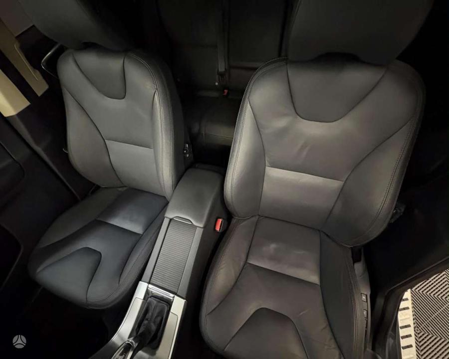 Pelēks Volvo XC60 2012 Marijampole, ar dzinēja tilpumu 2.40 L un nobraukumu 200 tūkst. km par 11750 €, foto 18 vietnē AUTOMOTO.COM.LV
