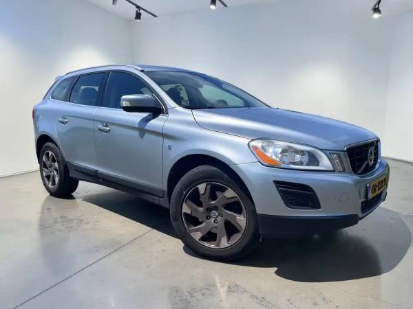 Pelēks Volvo XC60 2012 Jūrmala, ar dzinēja tilpumu 2.00 L un nobraukumu 263 tūkst. km par 10495 €, foto 1 vietnē AUTOMOTO.COM.LV