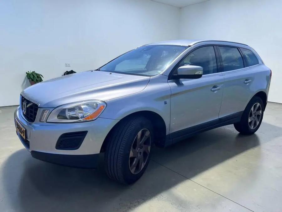 Pelēks Volvo XC60 2012 Jūrmala, ar dzinēja tilpumu 2.00 L un nobraukumu 263 tūkst. km par 10495 €, foto 3 vietnē AUTOMOTO.COM.LV