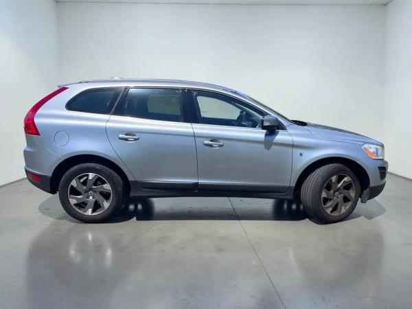 Pelēks Volvo XC60 2012 Jūrmala, ar dzinēja tilpumu 2.00 L un nobraukumu 263 tūkst. km par 10495 €, foto 3 vietnē AUTOMOTO.COM.LV