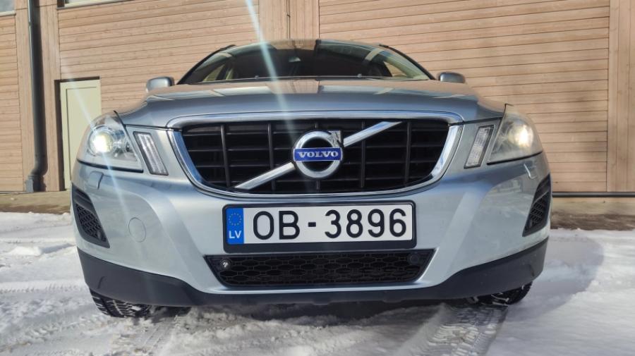 Grey Volvo XC60 2012 in Riga, with an engine capacity of 2.40 L and mileage of 273 thousand km for 9490 €, photo 1 on AUTOMOTO.COM.LV