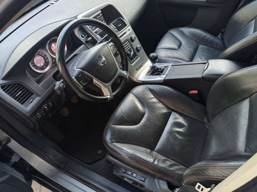 Grey Volvo XC60 2012 in Riga, with an engine capacity of 2.40 L and mileage of 273 thousand km for 9490 €, photo 30 on AUTOMOTO.COM.LV