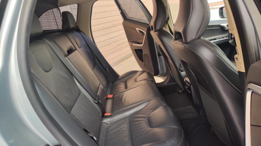 Grey Volvo XC60 2012 in Riga, with an engine capacity of 2.40 L and mileage of 273 thousand km for 9490 €, photo 36 on AUTOMOTO.COM.LV