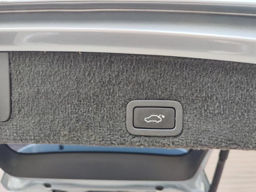 Grey Volvo XC60 2012 in Riga, with an engine capacity of 2.40 L and mileage of 273 thousand km for 9490 €, photo 49 on AUTOMOTO.COM.LV