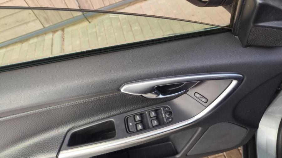 Grey Volvo XC60 2012 in Riga, with an engine capacity of 2.40 L and mileage of 273 thousand km for 9490 €, photo 64 on AUTOMOTO.COM.LV