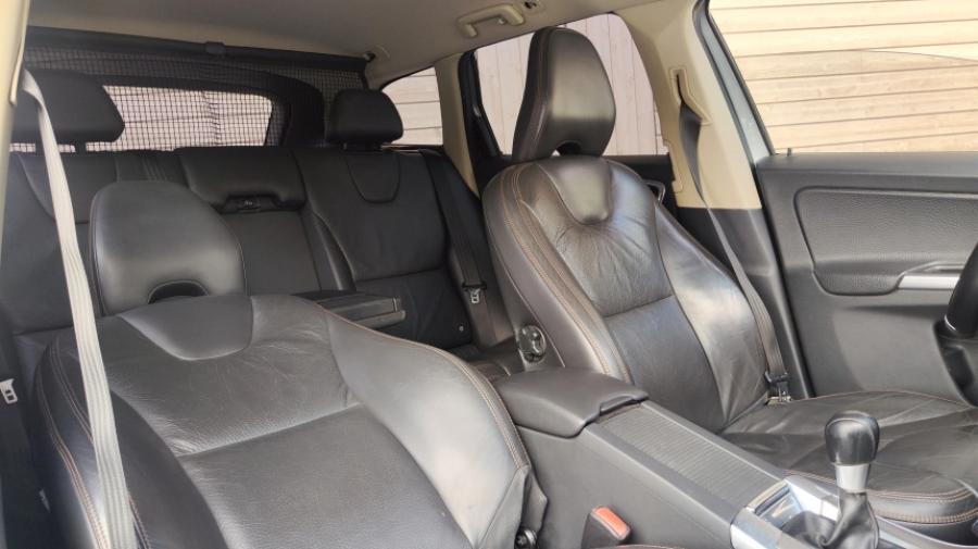 Grey Volvo XC60 2012 in Riga, with an engine capacity of 2.40 L and mileage of 273 thousand km for 9490 €, photo 68 on AUTOMOTO.COM.LV