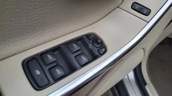 Grey Volvo XC60 2012 in Riga, with an engine capacity of 2.00 L and mileage of 191 thousand km for 8000 €, photo 5 on AUTOMOTO.COM.LV