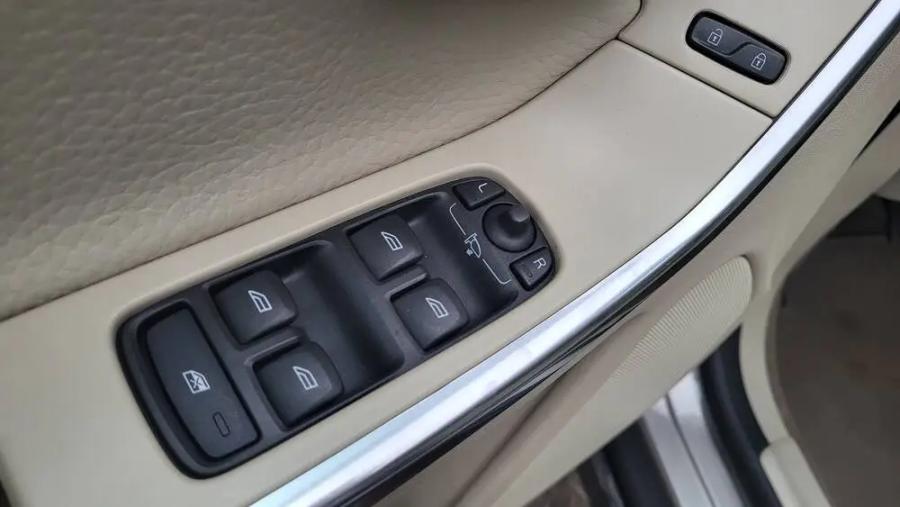 Pelēks Volvo XC60 2012 Rīga, ar dzinēja tilpumu 2.00 L un nobraukumu 191 tūkst. km par 8000 €, foto 6 vietnē AUTOMOTO.COM.LV