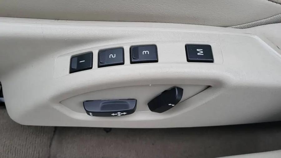 Pelēks Volvo XC60 2012 Rīga, ar dzinēja tilpumu 2.00 L un nobraukumu 191 tūkst. km par 8000 €, foto 9 vietnē AUTOMOTO.COM.LV