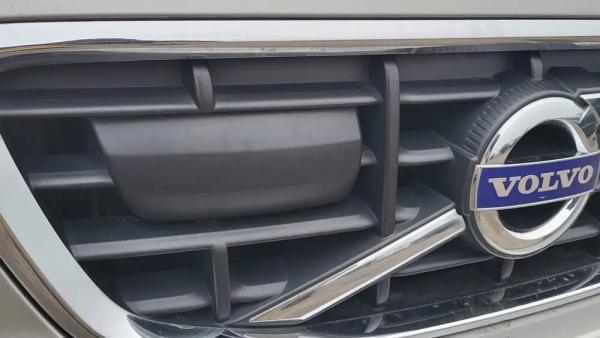 Grey Volvo XC60 2012 in Riga, with an engine capacity of 2.00 L and mileage of 191 thousand km for 8000 €, photo 10 on AUTOMOTO.COM.LV