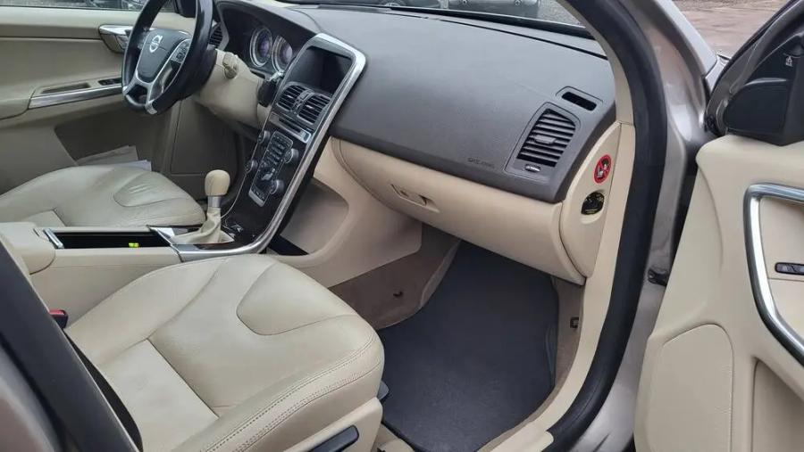 Pelēks Volvo XC60 2012 Rīga, ar dzinēja tilpumu 2.00 L un nobraukumu 191 tūkst. km par 8000 €, foto 16 vietnē AUTOMOTO.COM.LV