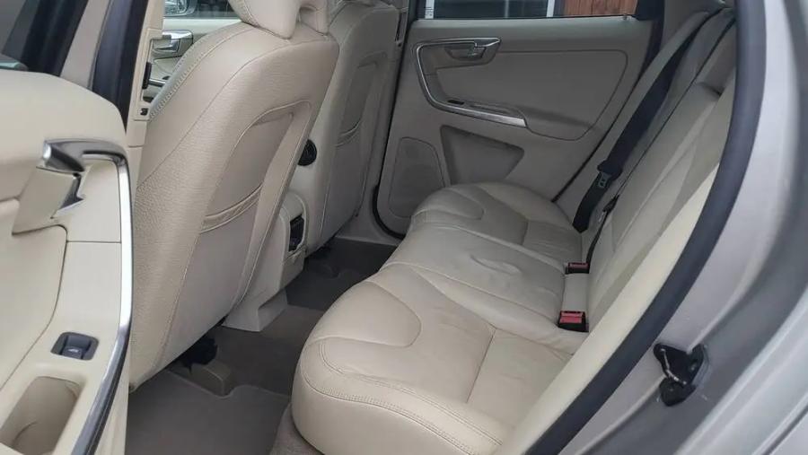 Pelēks Volvo XC60 2012 Rīga, ar dzinēja tilpumu 2.00 L un nobraukumu 191 tūkst. km par 8000 €, foto 17 vietnē AUTOMOTO.COM.LV