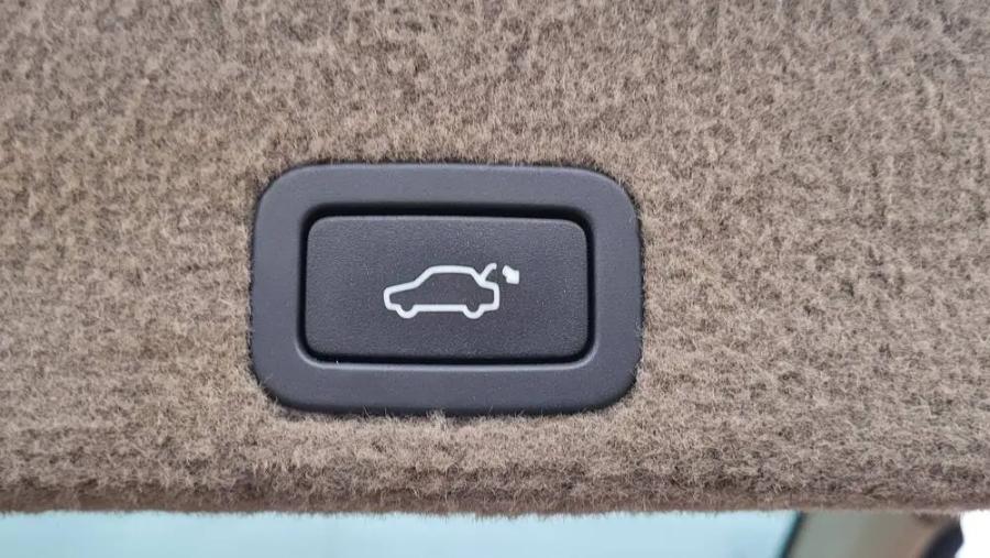 Pelēks Volvo XC60 2012 Rīga, ar dzinēja tilpumu 2.00 L un nobraukumu 191 tūkst. km par 8000 €, foto 18 vietnē AUTOMOTO.COM.LV